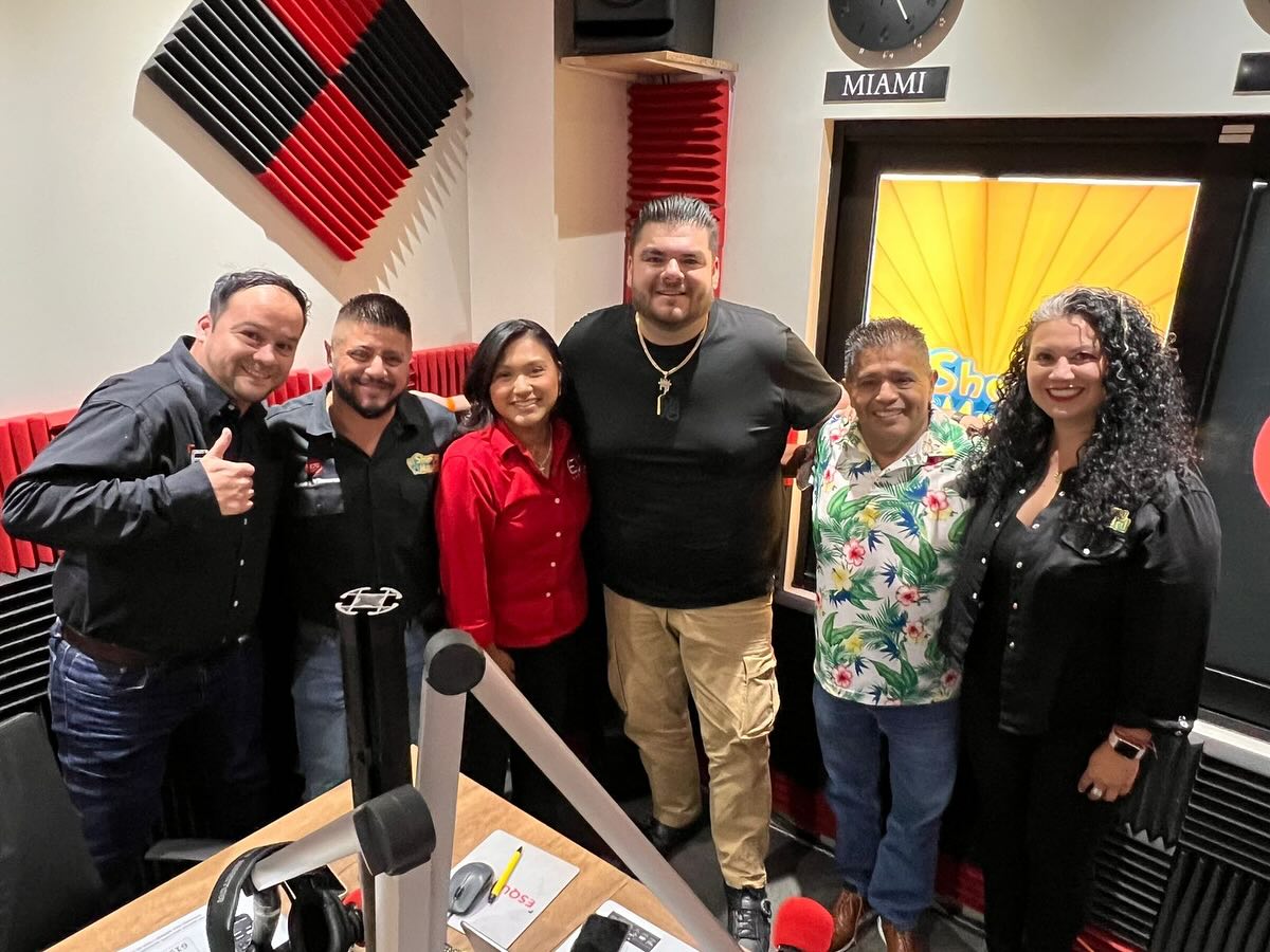 Max Peraza prendió la cabina de Esquina 32 Radio ¡San Diego–Tijuana lo ...